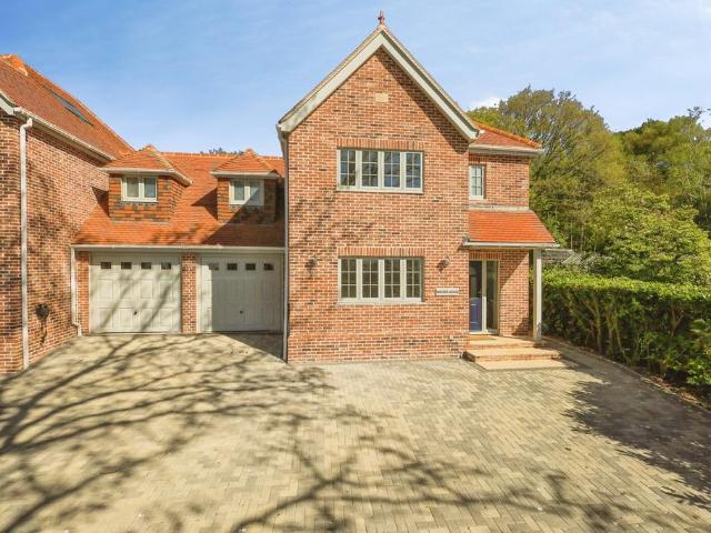 4 bedroom link detached house for sale