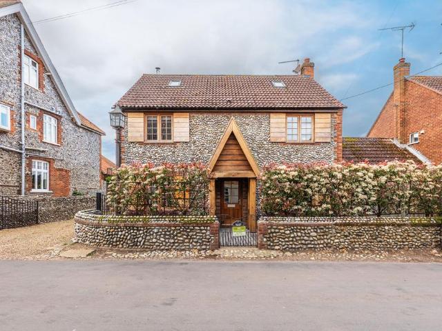 4 bedroom link detached house for sale