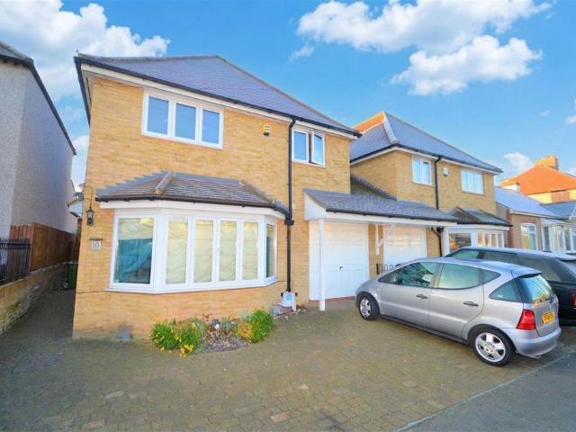 4 bedroom link detached house for sale