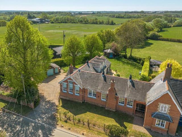 4 bedroom link detached house for sale