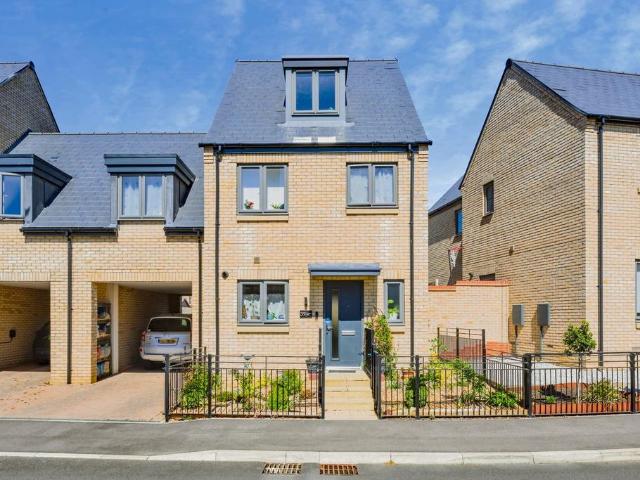 4 bedroom link detached house for sale