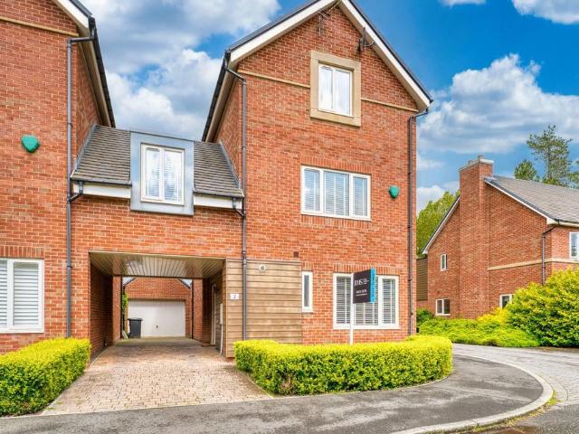 4 bedroom link detached house for sale