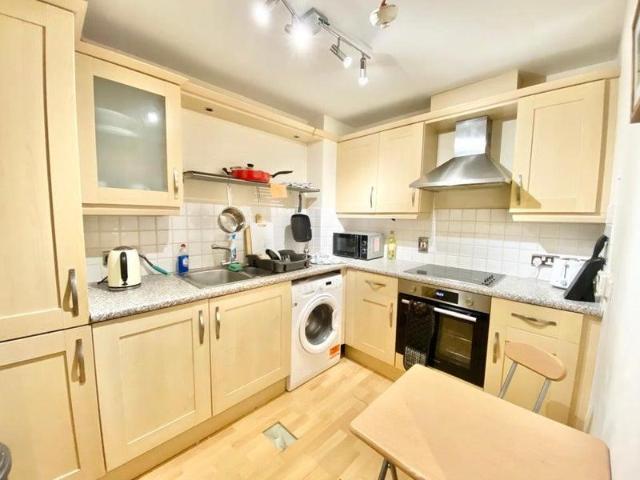 4 bedroom link detached house for sale