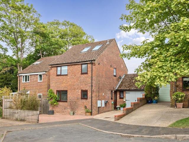 4 bedroom link detached house for sale