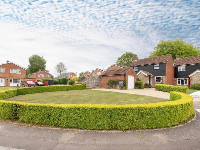 4 bedroom link detached house for sale