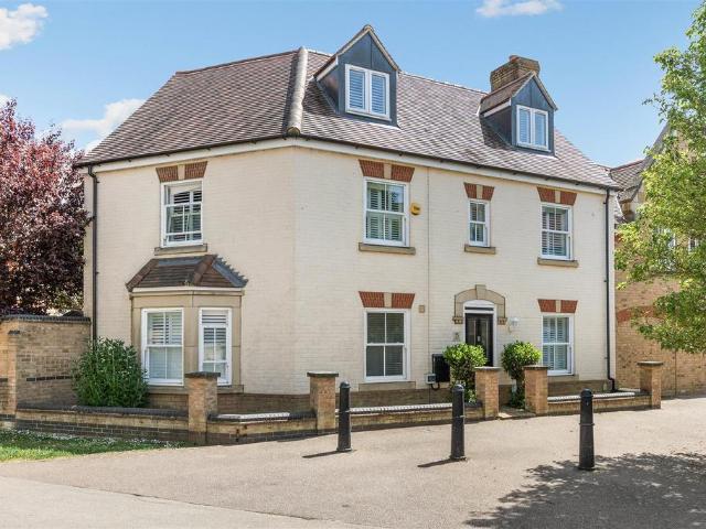 4 bedroom link detached house for sale