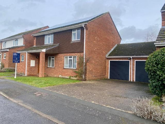4 bedroom link detached house for sale