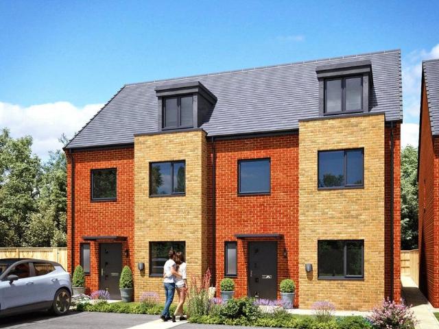 4 bedroom link detached house for sale