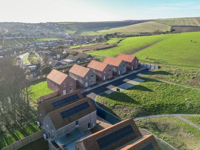 4 bedroom link detached house for sale