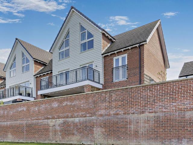 4 bedroom link detached house for sale