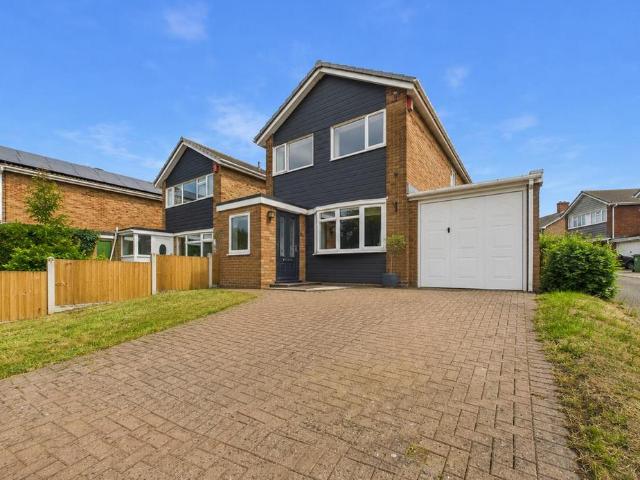4 bedroom link detached house for sale