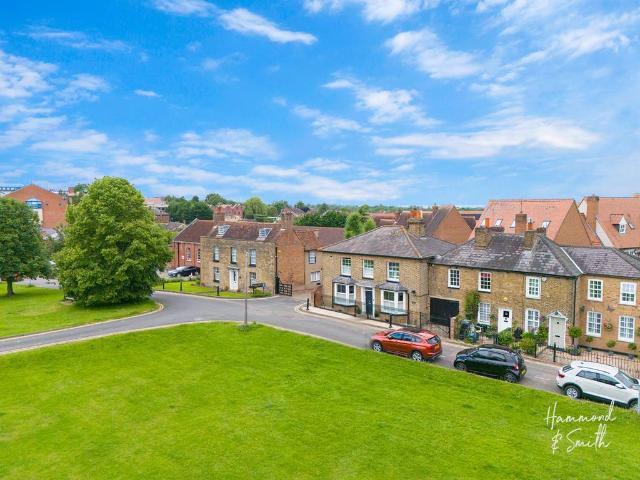 4 bedroom link detached house for sale