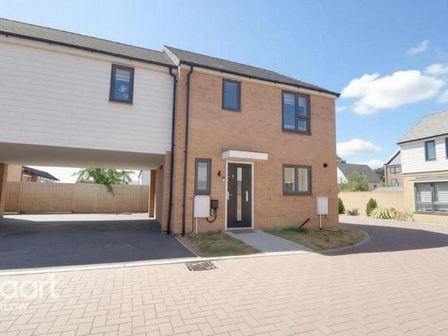 4 bedroom link detached house for sale