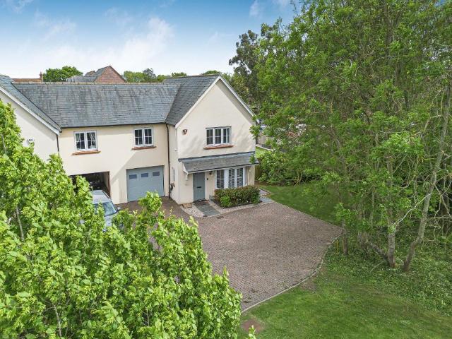 4 bedroom link detached house for sale