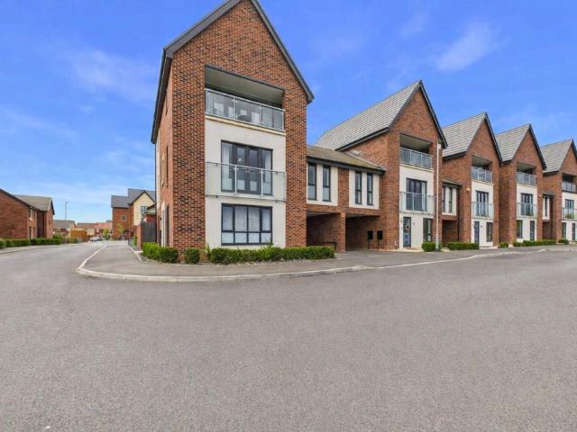 4 bedroom link detached house for sale