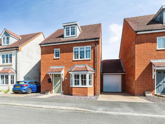 4 bedroom link detached house for sale