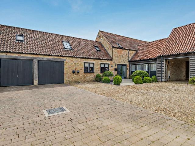 4 bedroom link detached house for sale
