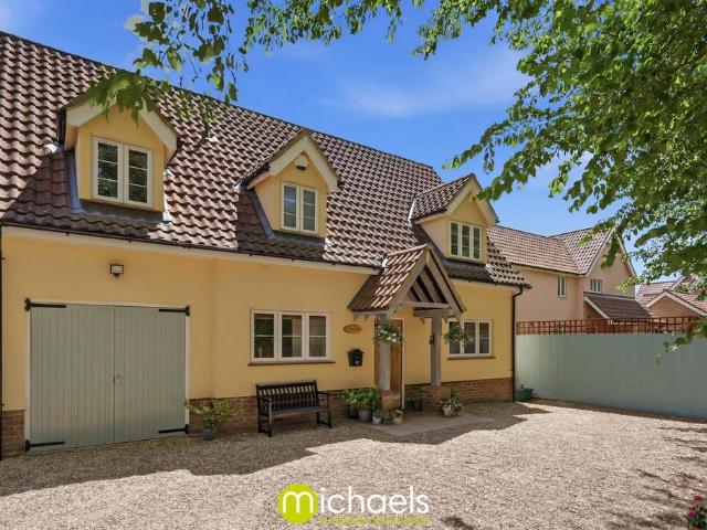 4 bedroom link detached house for sale