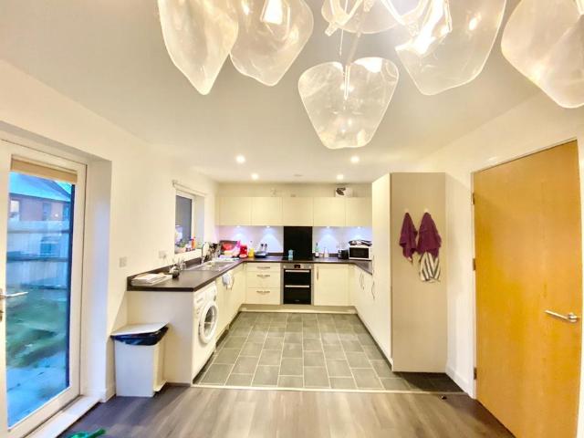 4 bedroom link detached house for sale