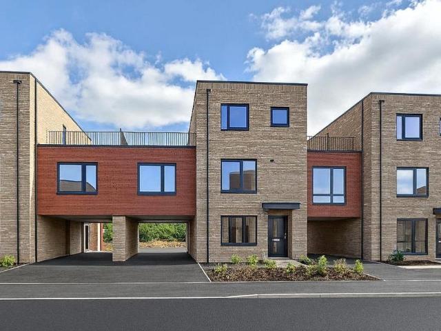 4 bedroom link detached house for sale