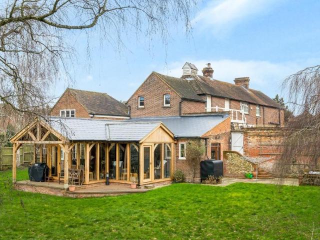 4 bedroom link detached house for sale