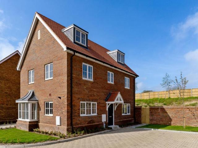 4 bedroom link detached house for sale