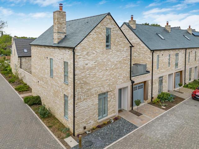4 bedroom link detached house for sale