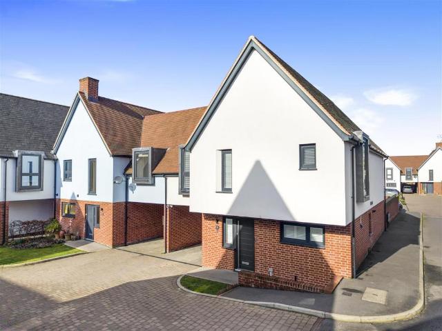 4 bedroom link detached house for sale