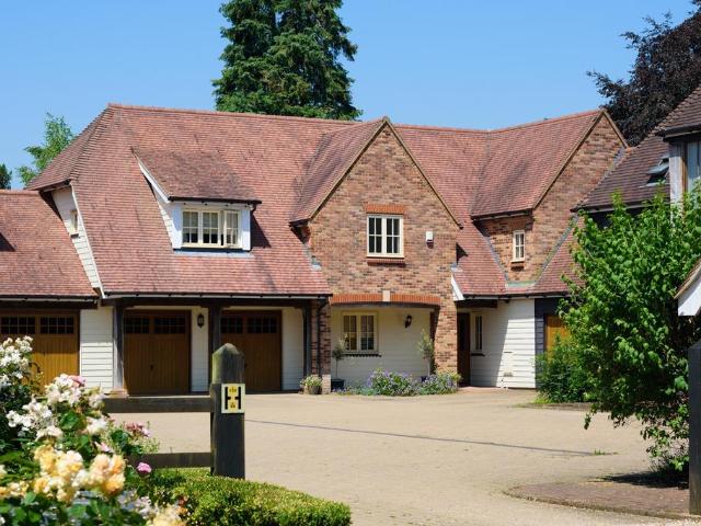 4 bedroom link detached house for sale