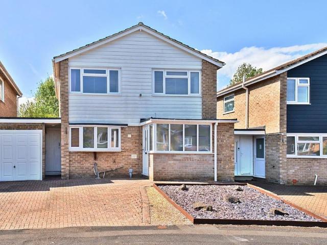4 bedroom link detached house for sale