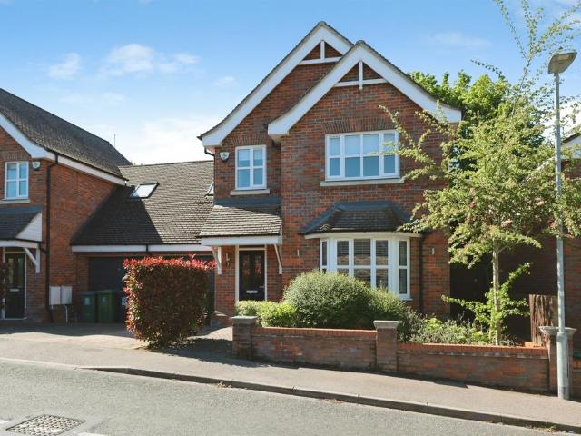 4 bedroom link detached house for sale