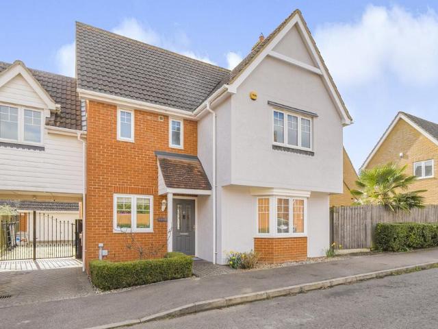 4 bedroom link detached house for sale