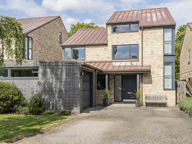 4 bedroom link detached house for sale