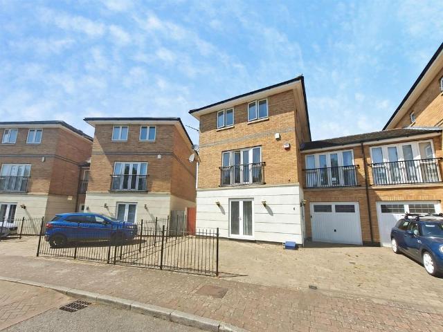 4 bedroom link detached house for sale