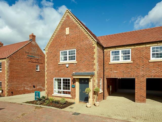 4 bedroom link detached house for sale
