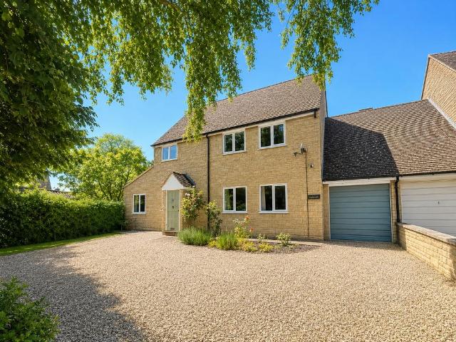 4 bedroom link detached house for sale
