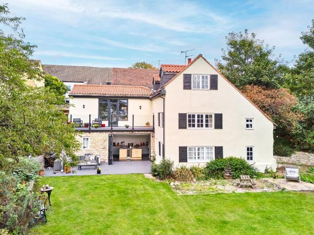 4 bedroom link detached house for sale
