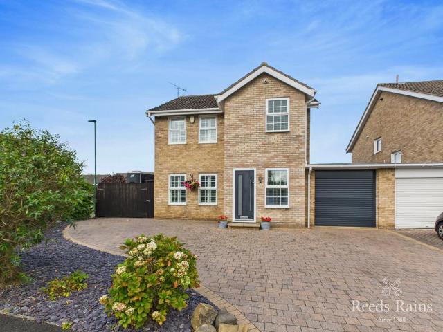4 bedroom link detached house for sale