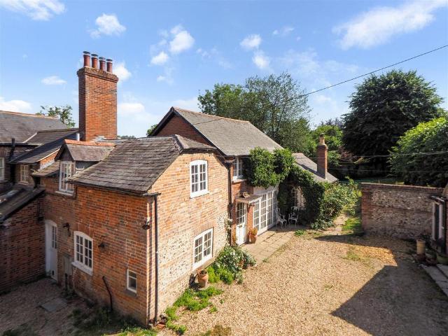 4 bedroom link detached house for sale