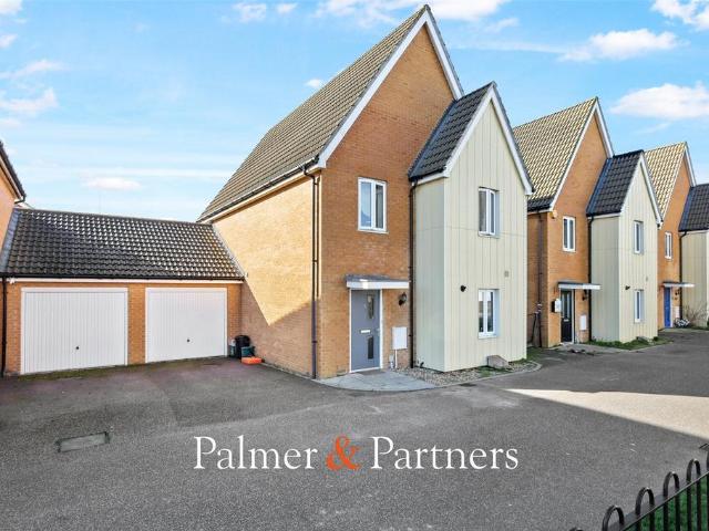 4 bedroom link detached house for sale