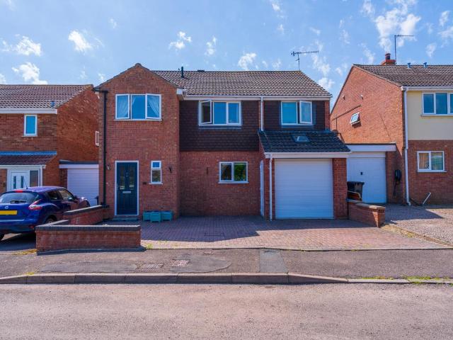 4 bedroom link detached house for sale