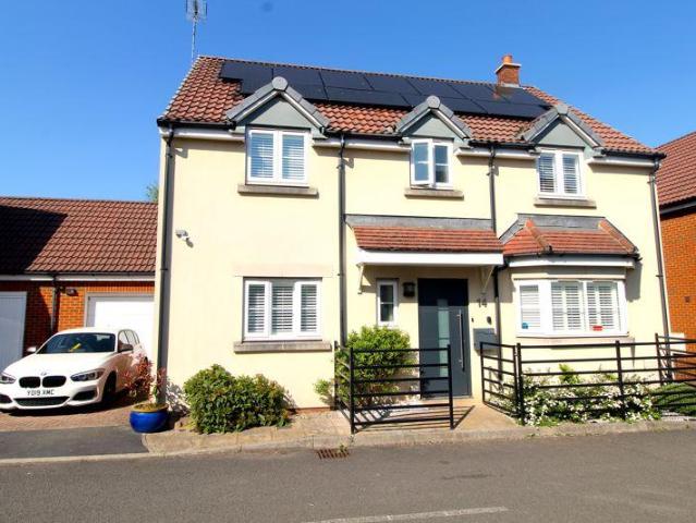 4 bedroom link detached house for sale
