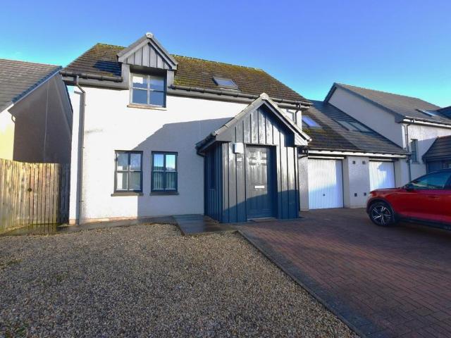 4 bedroom link detached house for sale