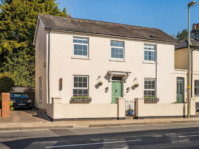 4 bedroom link detached house for sale