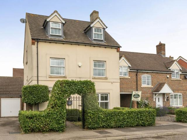 4 bedroom link detached house for sale
