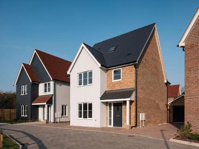 4 bedroom link detached house for sale