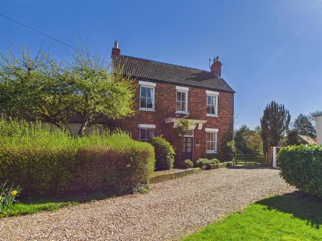 4 bedroom link detached house for sale