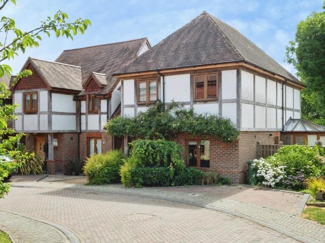 4 bedroom link detached house for sale
