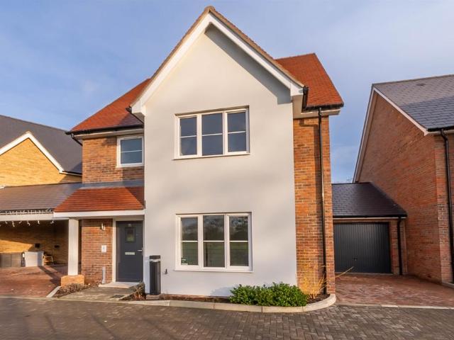 4 bedroom link detached house for sale