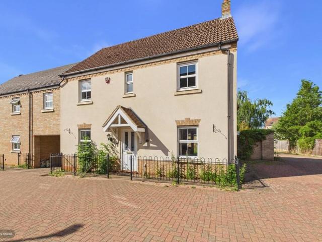 4 bedroom link detached house for sale